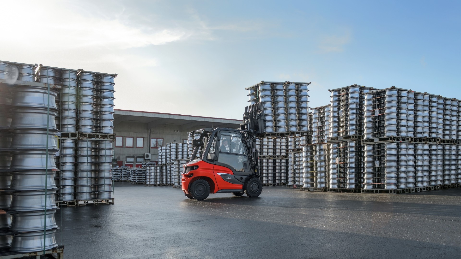 Forklift Trucks—Models for Any Application | Linde Material Handling