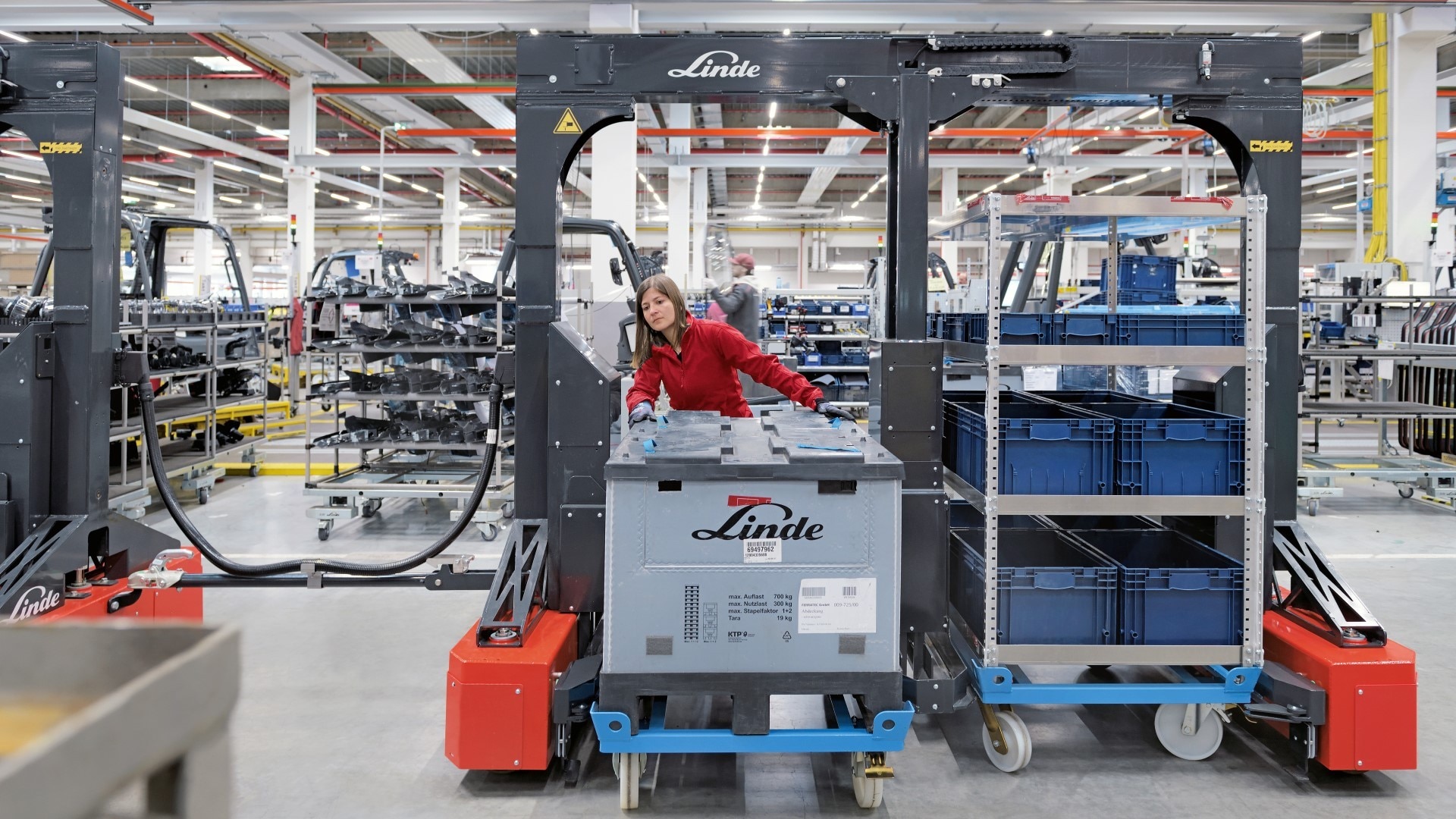 Tugger trains | Linde Material Handling