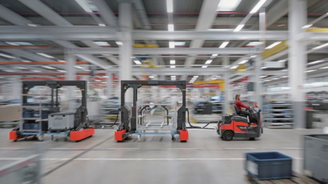 Tugger trains | Linde Material Handling