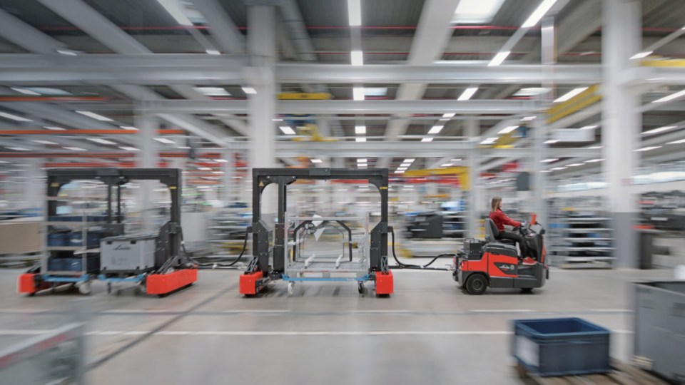 Tugger trains | Linde Material Handling