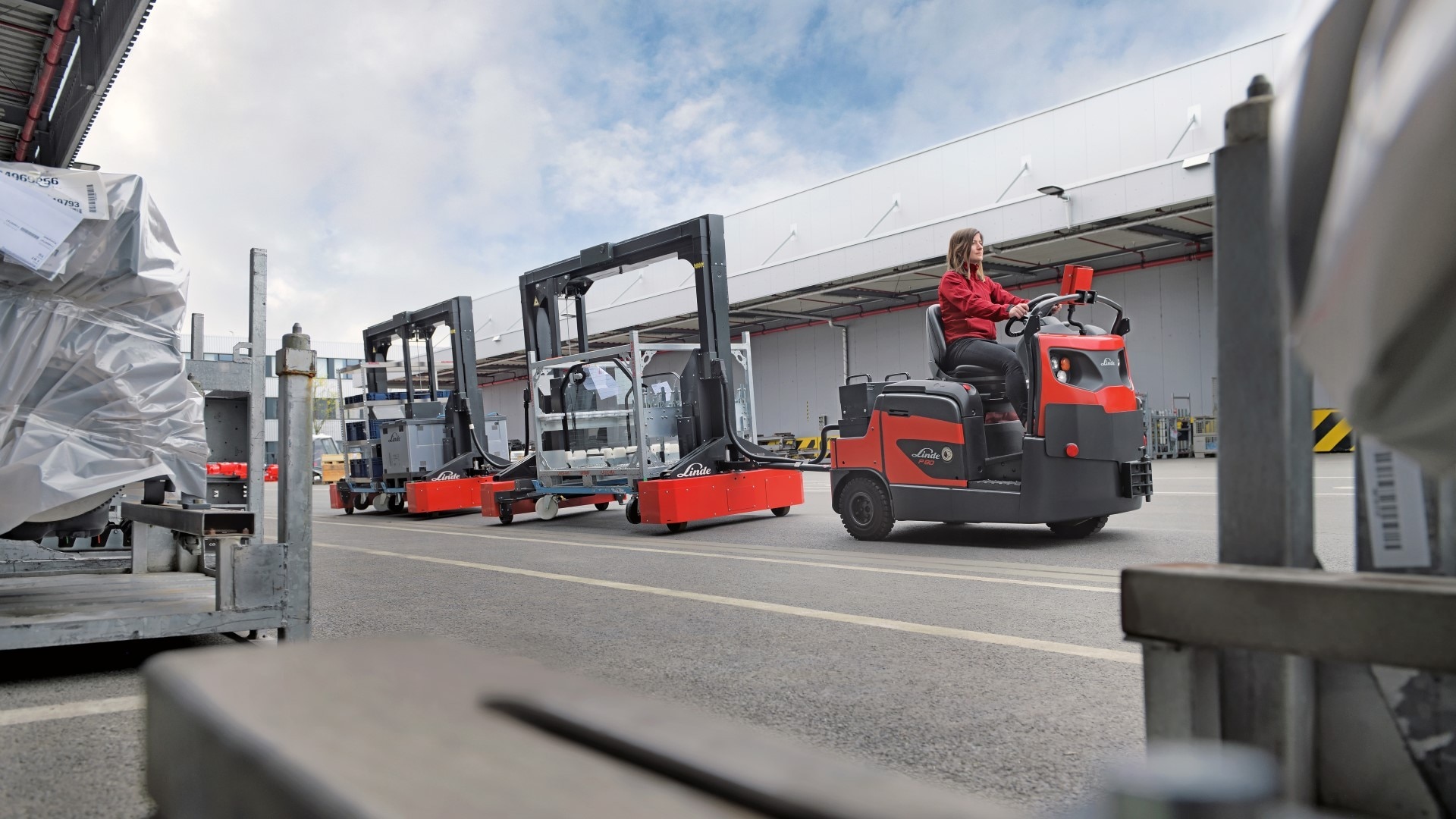Tugger trains | Linde Material Handling