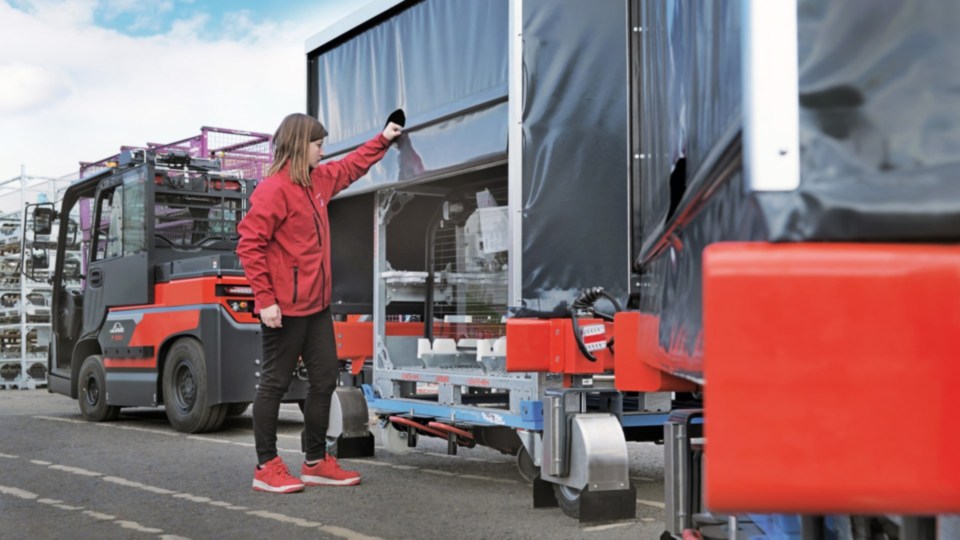 Tugger trains | Linde Material Handling