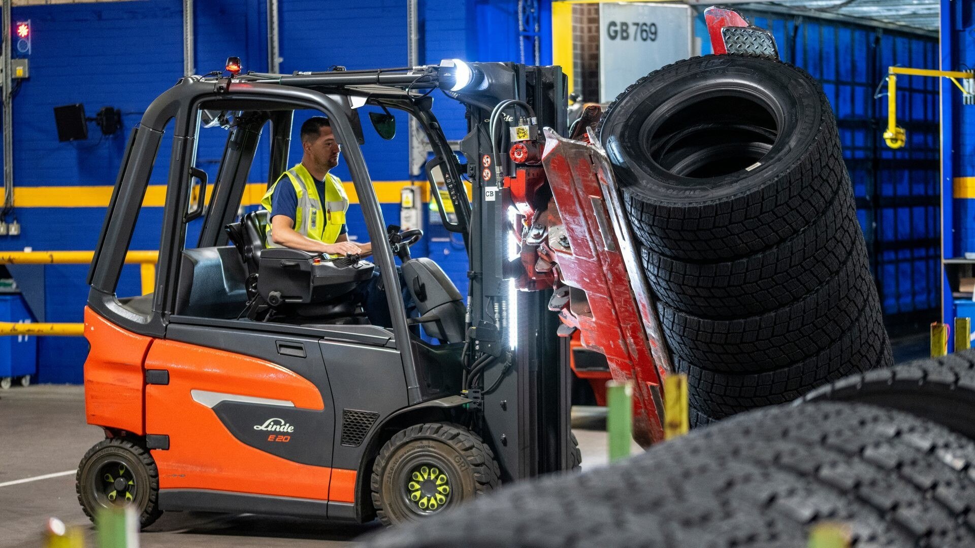 Linde Reverse Assist Radar at Michelin Tyre PLC | Linde MH