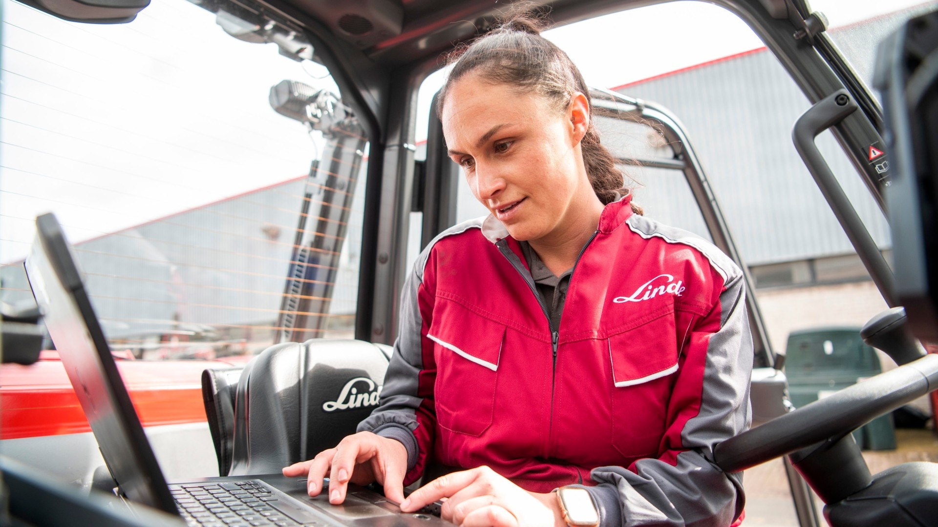 Compact class with electric drive | Linde Material Handling