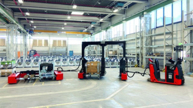 Award-winning products: Linde electric forklift and tugger train ...
