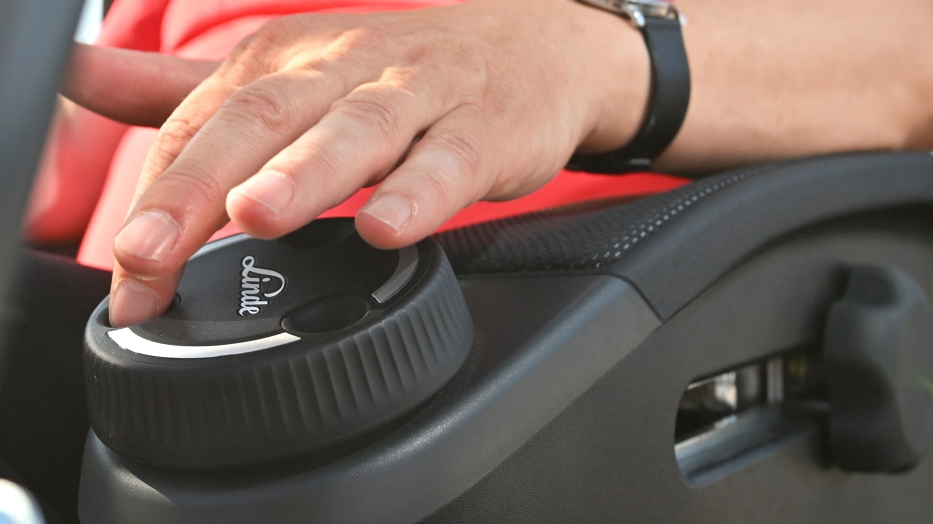 A Better and Effortless Way to Work—Linde Steer Control